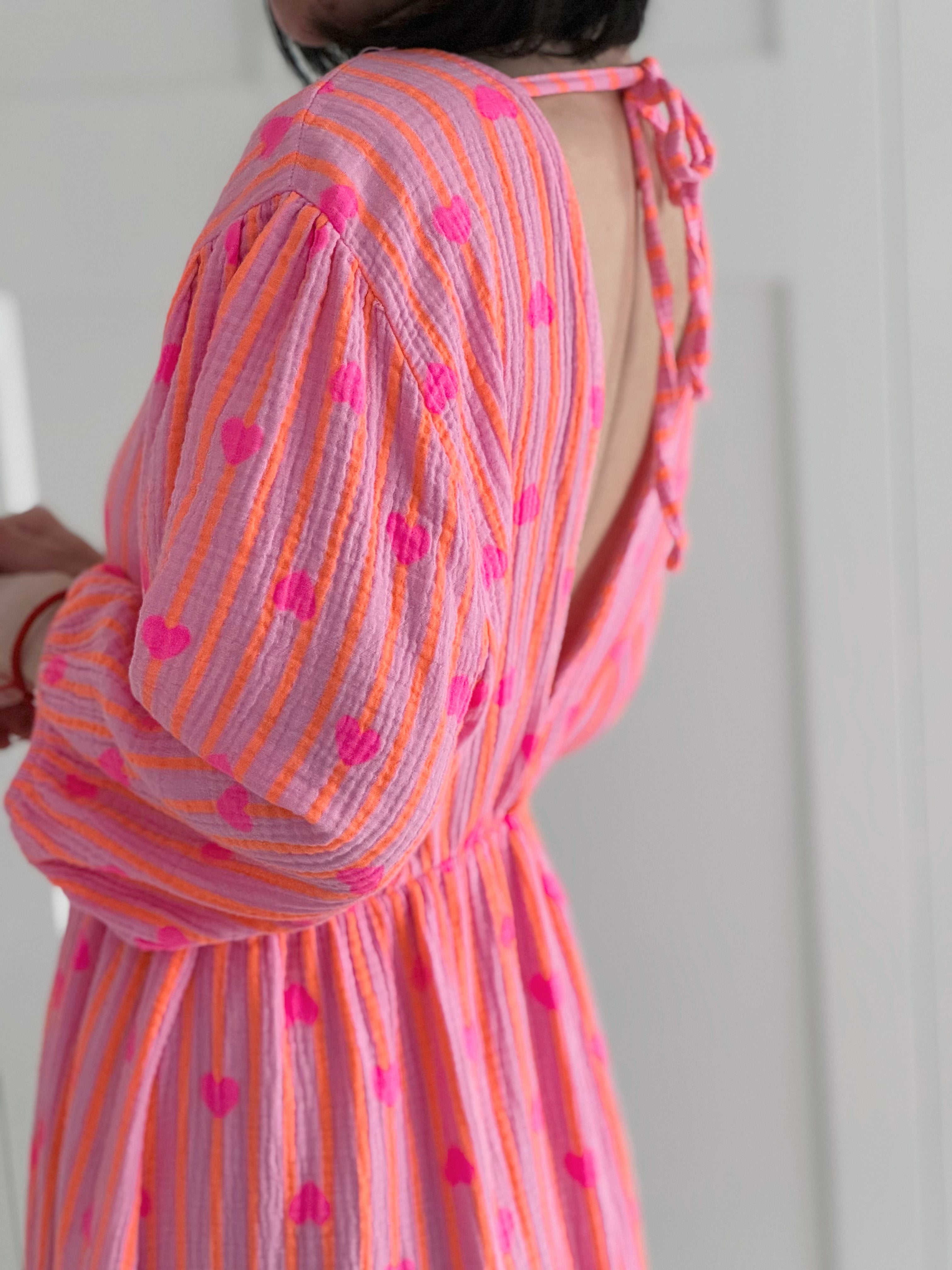 Musselin Kleid, Rückenausschnitt, pink Herzen, Neon – sismeer