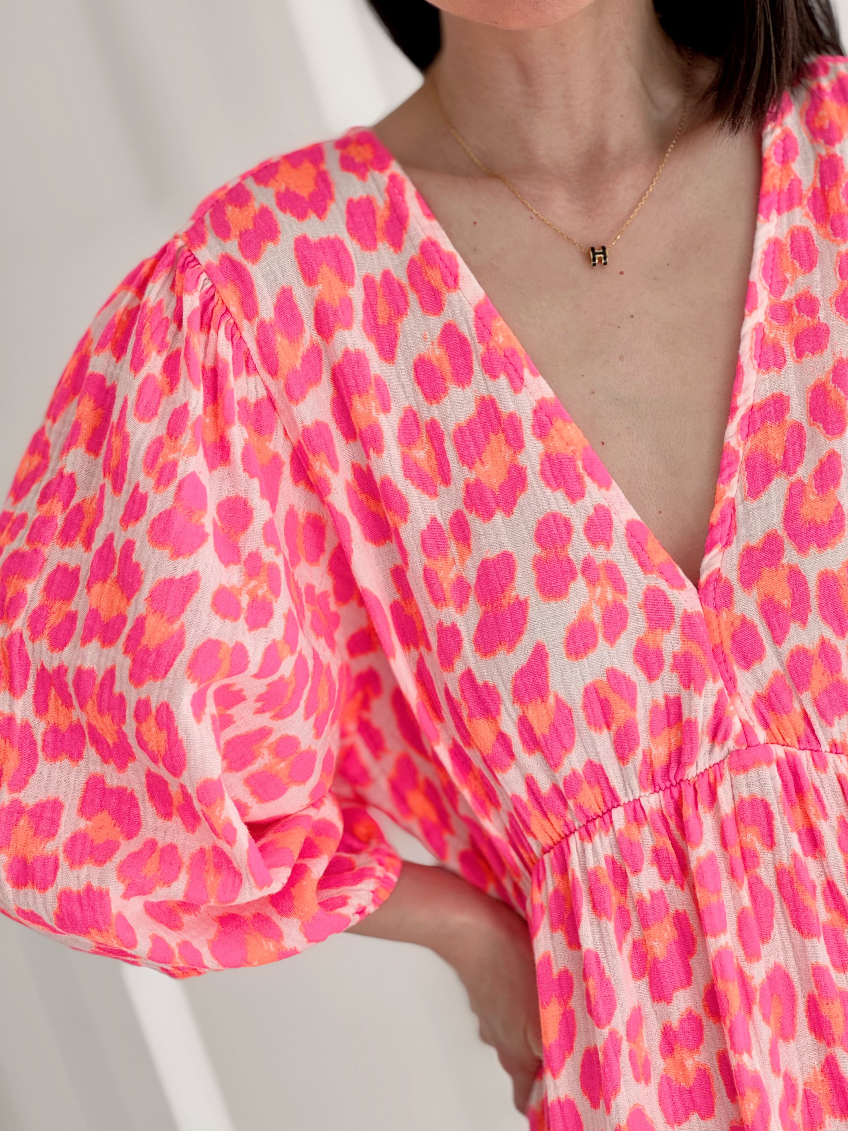 Musselin Kleid, Rückenausschnitt, Leo '25, Neon-Pink-Weiß – sismeer