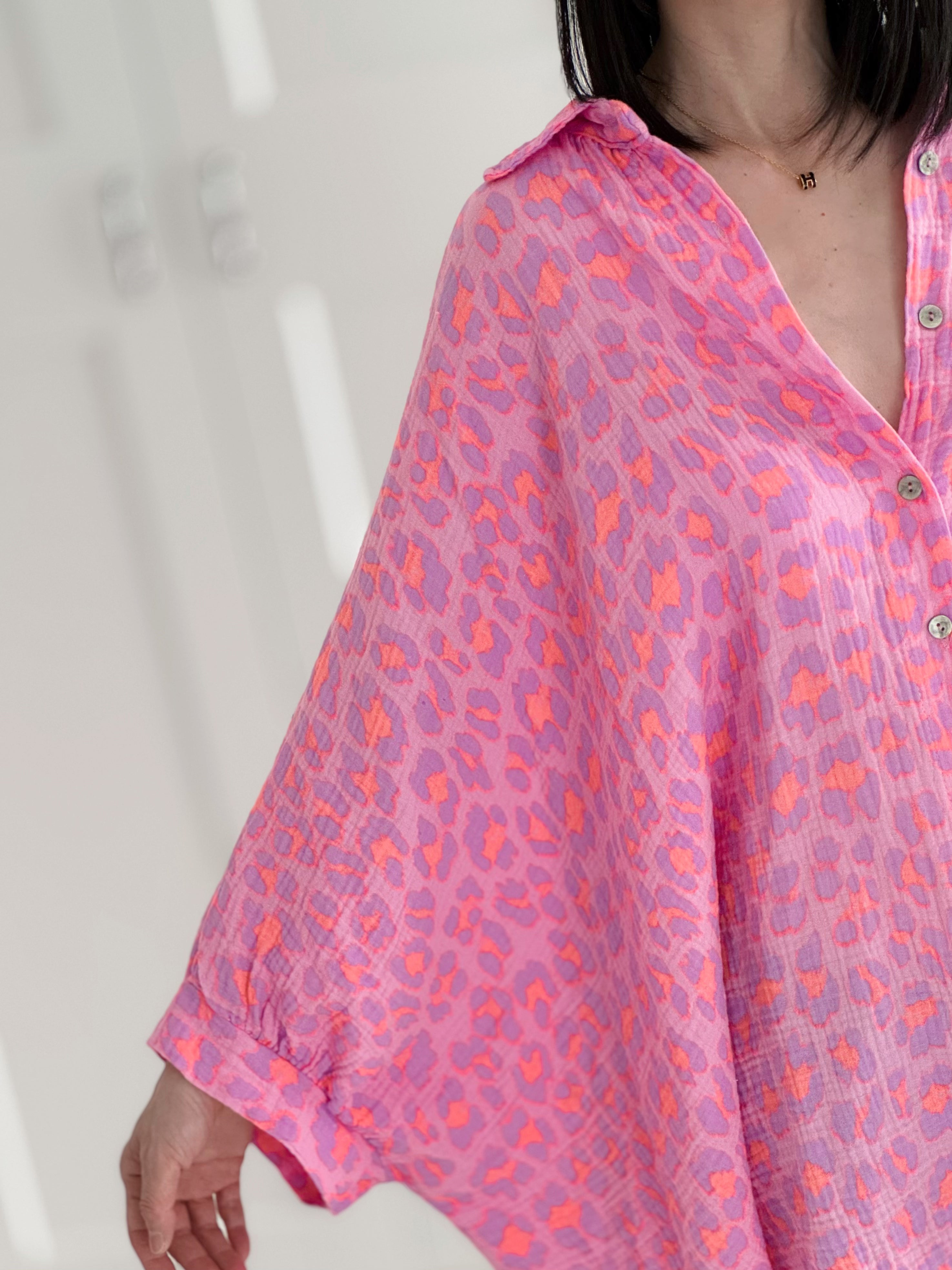 Musselin Bluse, Batwing, Oversize, Neon-Leo, Violett – sismeer